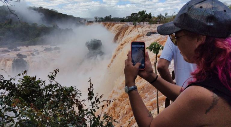 El caudal del rio Iguazú continúa creciendo alcanzado 6 veces su valor ...