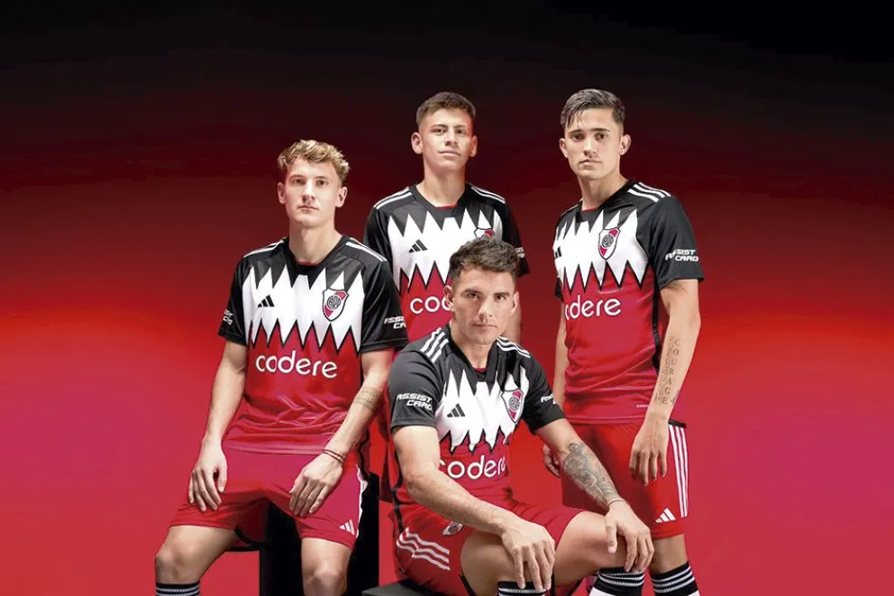 Según los hinchas, la nueva camiseta de River es tributo a los Power ...