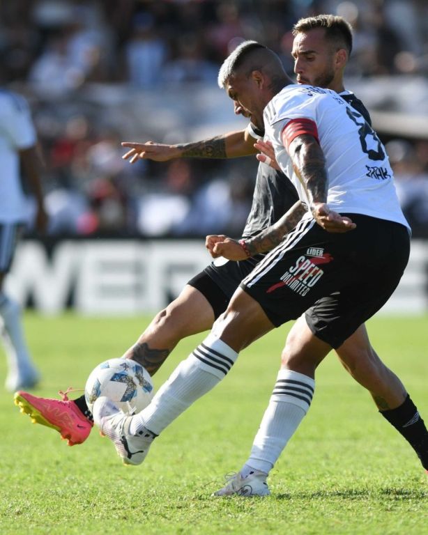 Riestra logró su primer triunfo en la primera división con el éxito ...