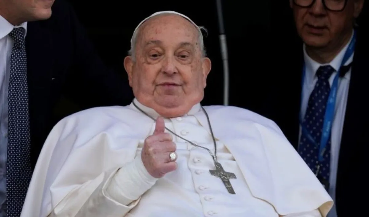 El papa Francisco reapareció en público tras estar internado más de un ...