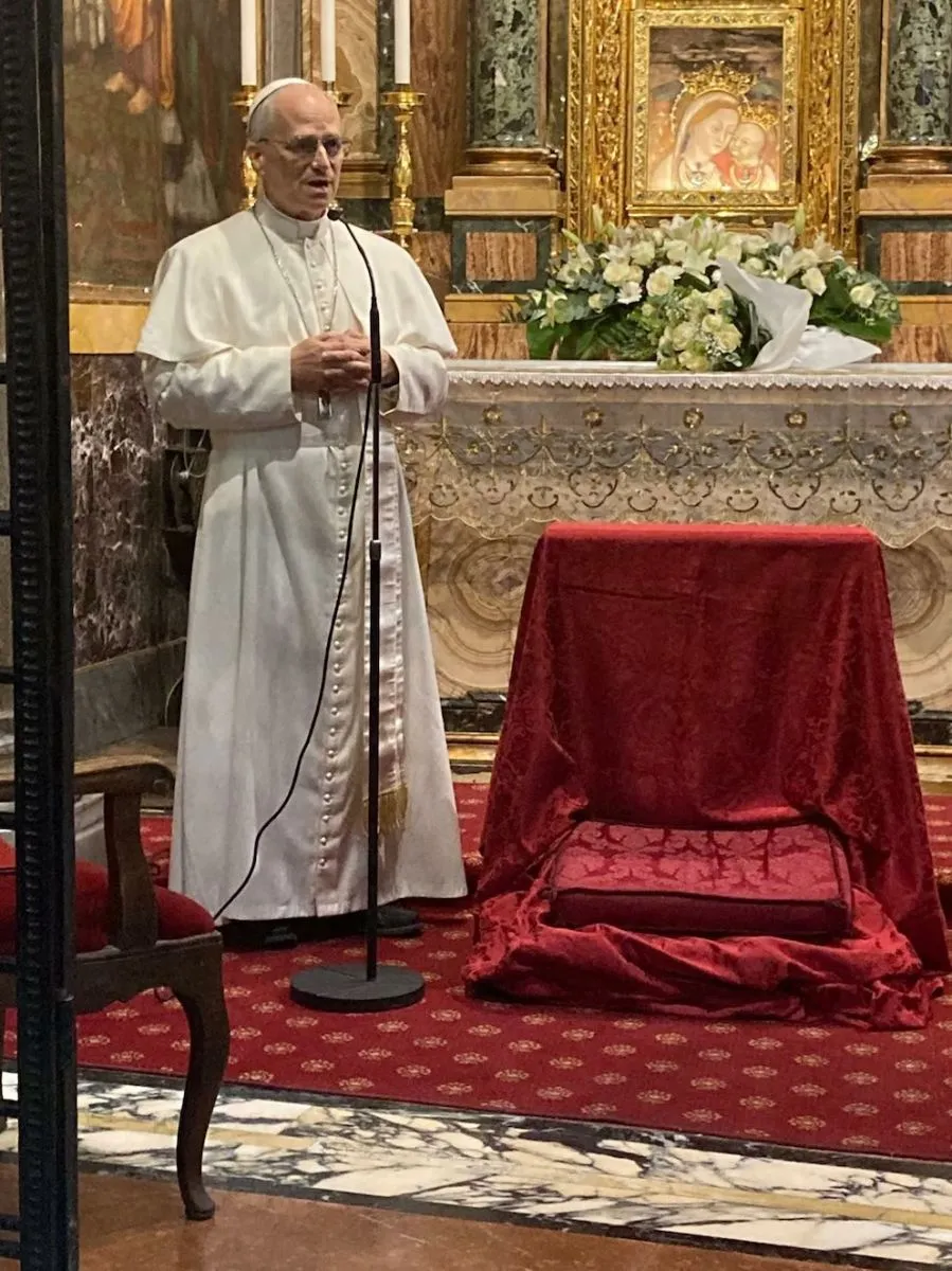 León XIV realizó su primera salida como pontífice con una visita no ...