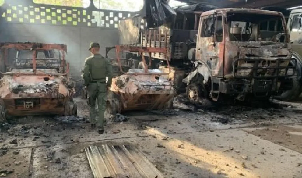 Tanques con disparos y cráteres de explosiones: imágenes militares ...