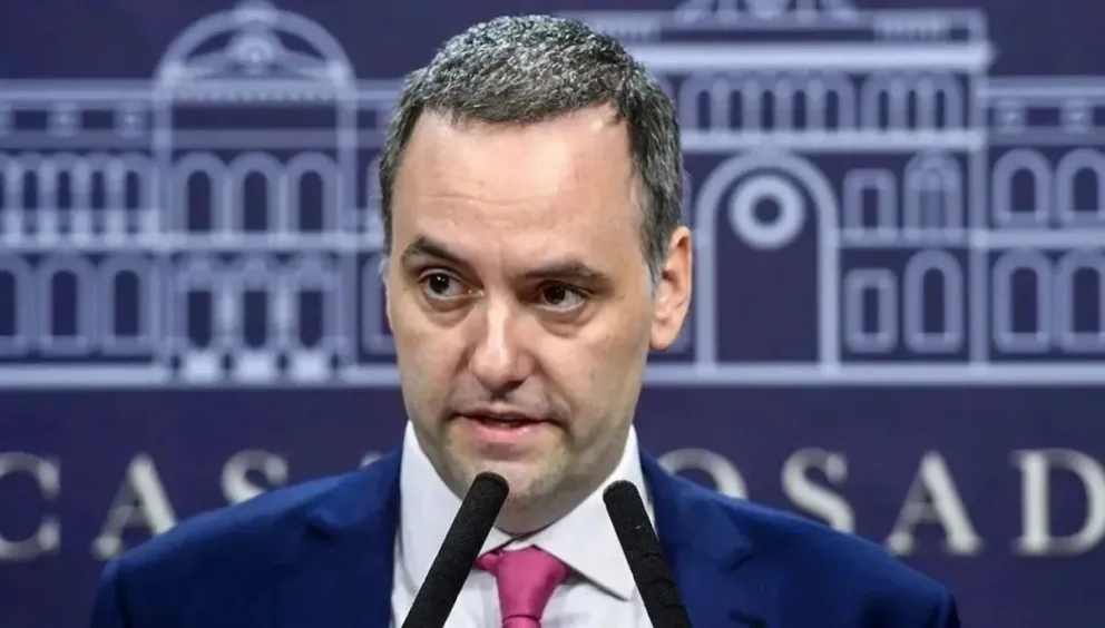 Investigan a Manuel Adorni por los viajes de su esposa y un vuelo ...