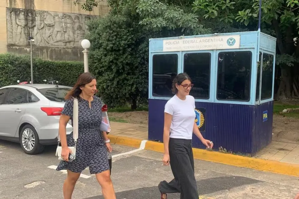 Declaró la secretaria del piloto que vendió el vuelo de Adorni: “Me ...